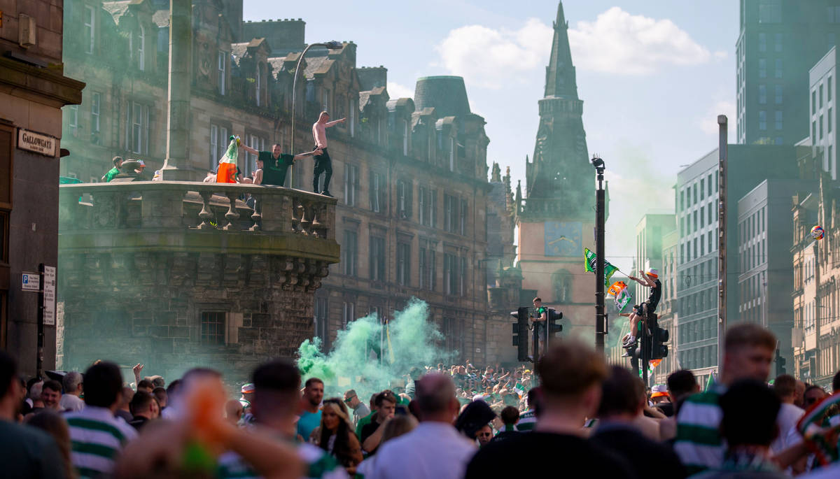 Crazy Scenes- Full video as Celtic fans turn Glasgow Green and White - Celtic365 - 19 May 2024