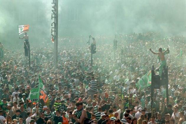 Video: Stunning footage as Celtic fans party in Trongate - The Celtic ...